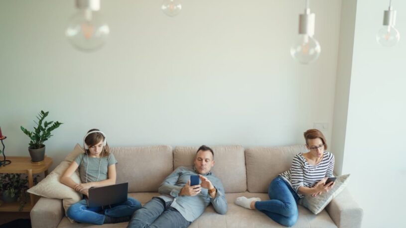 Parenting in the Digital Age Navigating Screen Time and Technology for UK Families - Techie Buzz