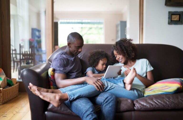 Parenting in the Digital Age Navigating Screen Time and Technology for UK Families - Techie Buzz